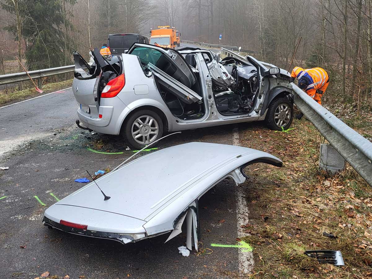Aktualisiert: Vollsperrung nach schwerem Unfall zwischen Puderbach und ... Aktualisiert: Vollsperrung nach schwerem Unfall zwischen Puderbach und ...